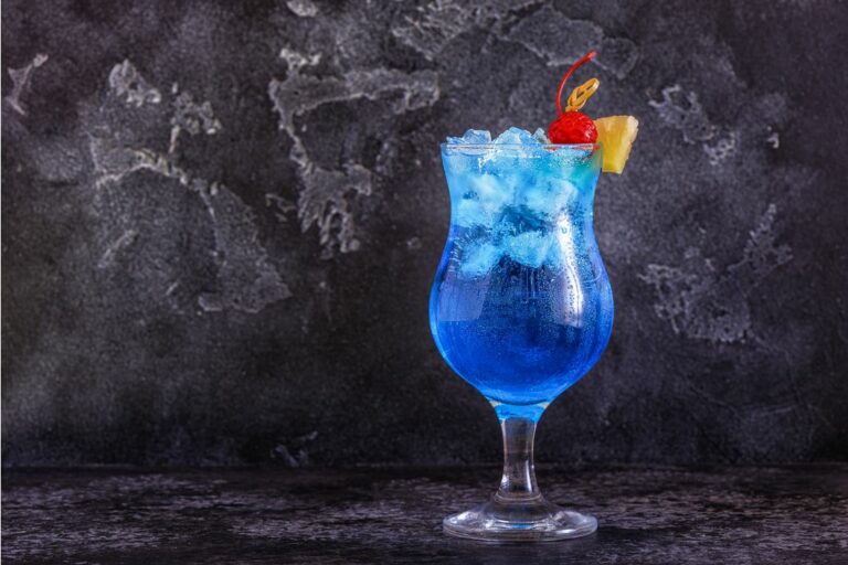 Blue Lagoon drink - postup přípravy na sladký tropický koktejl - AlkoTip.cz